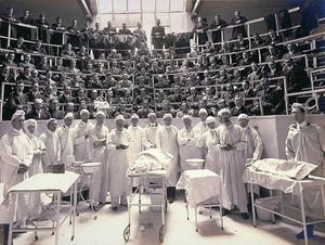 Medical school in 1900 during anatomy class! - MEDizzy